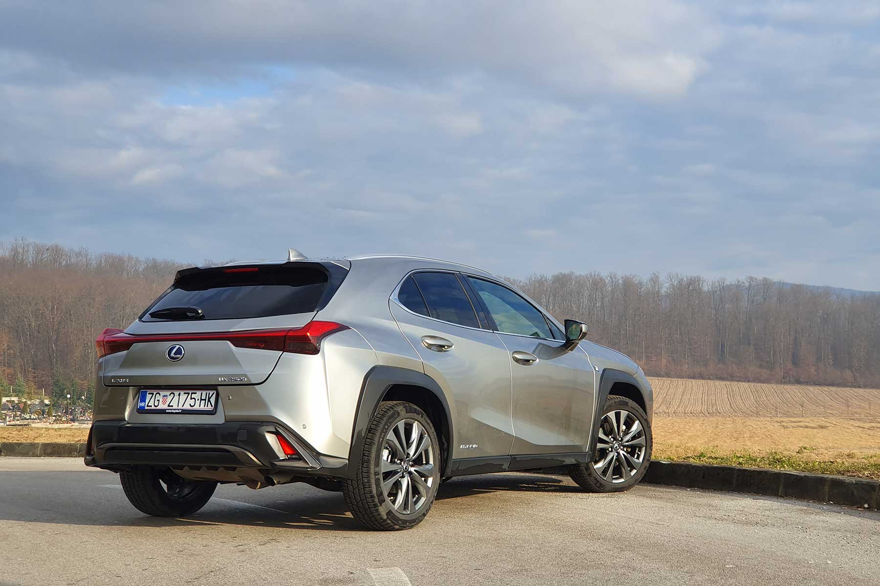 TEST Lexus UX 250h e-CVT F Sport FWD - Auto i točka